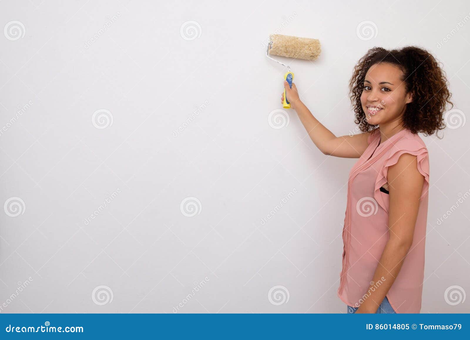 Woman painting the wall stock image. Image of varnish - 86014805