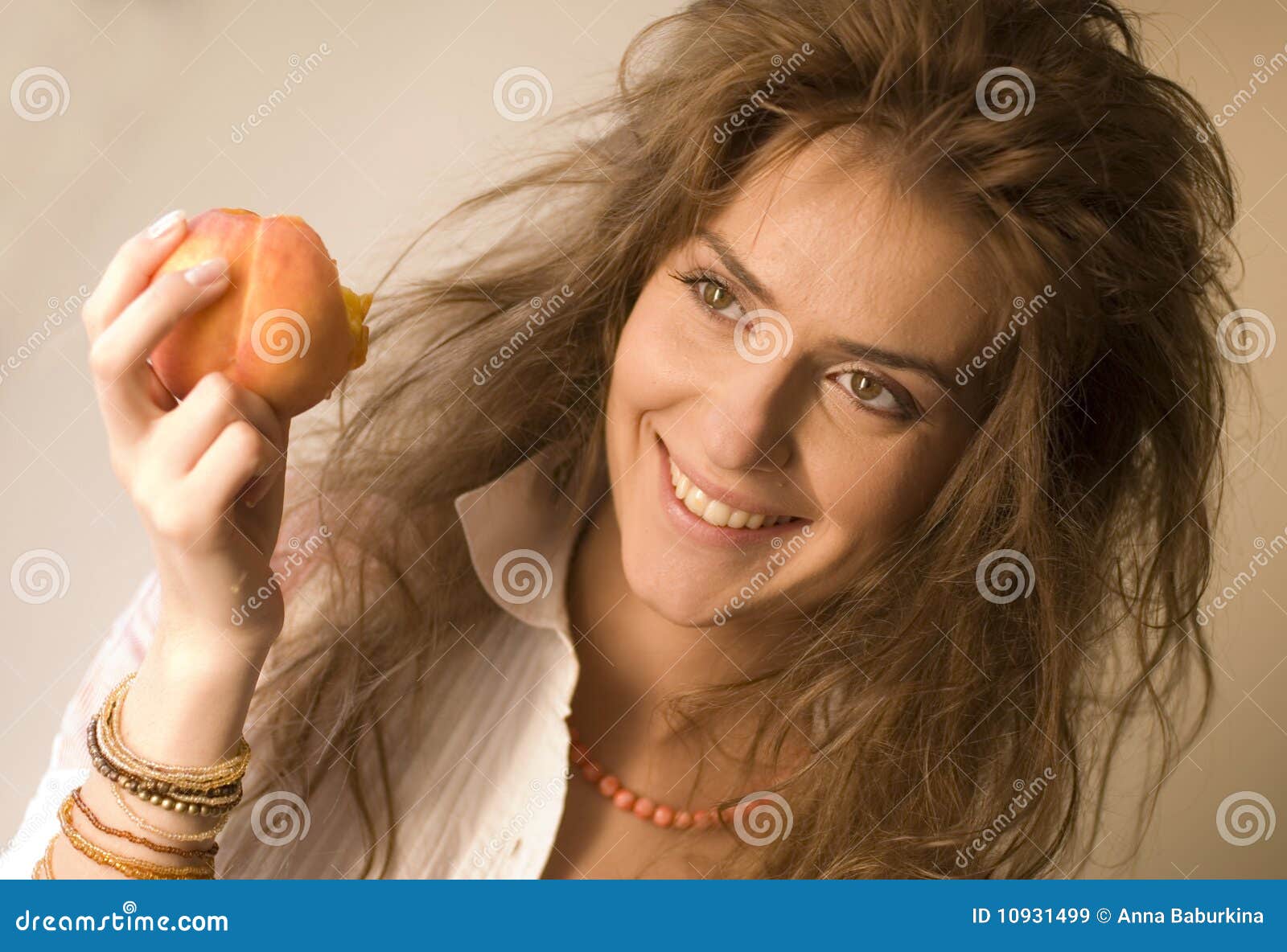 Woman with peach stock image. Image of freshness, nourish - 10931499