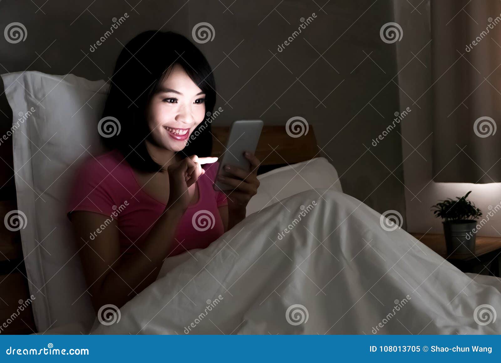 Woman play mobile game stock image. Image of screen - 108013705