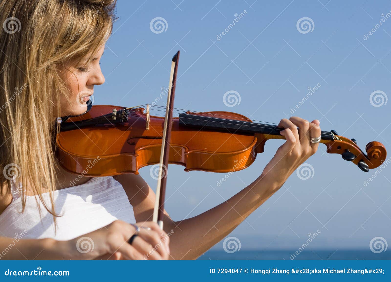Woman play violin stock image. Image of girl, elegance - 7294047