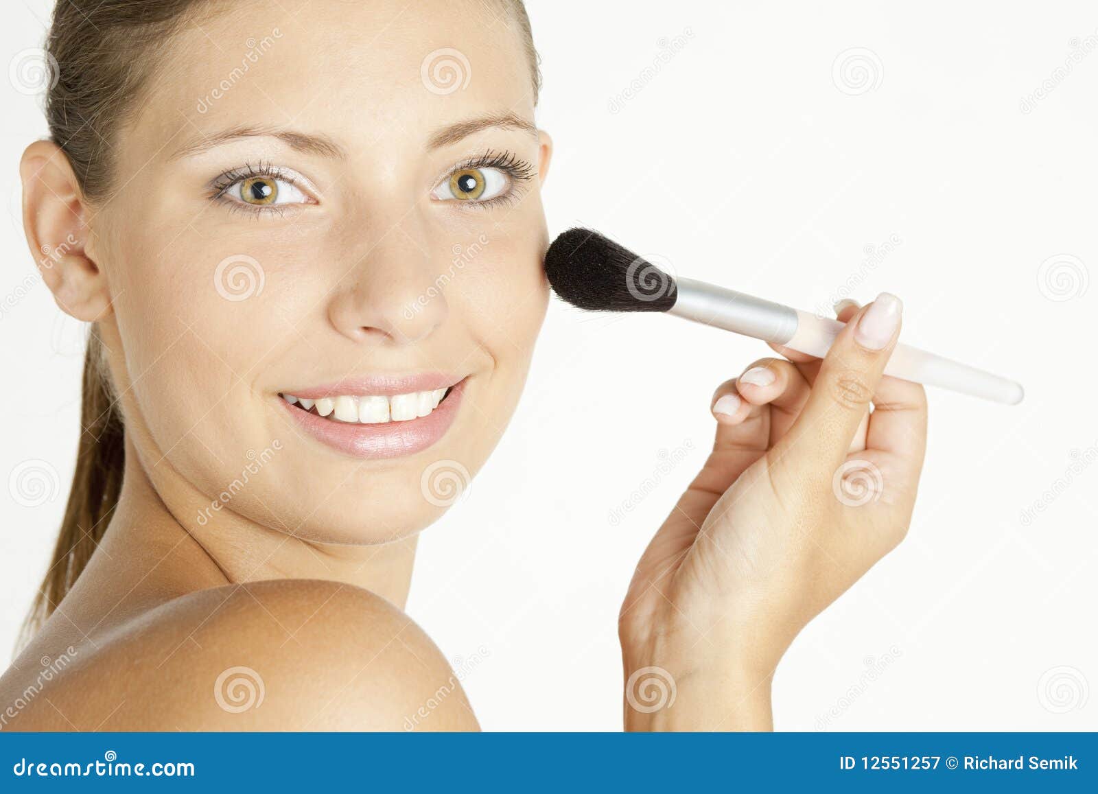 Woman Putting on Face Powder Stock Image - Image of adult, dark: 12551257