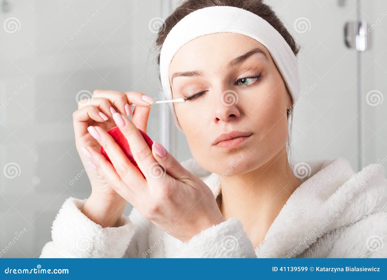 Woman Removing Eyes Make-up Stock Image - Image of cotton, skin: 41139599