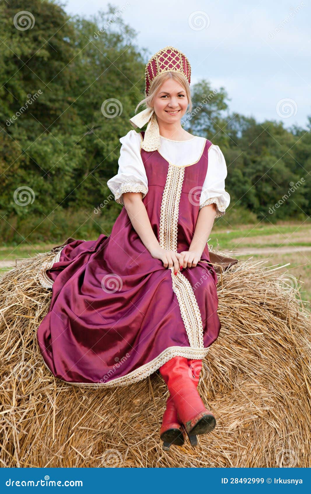 Russian Traditional Tea In Samovar With Sushki. Russian Ornament ...