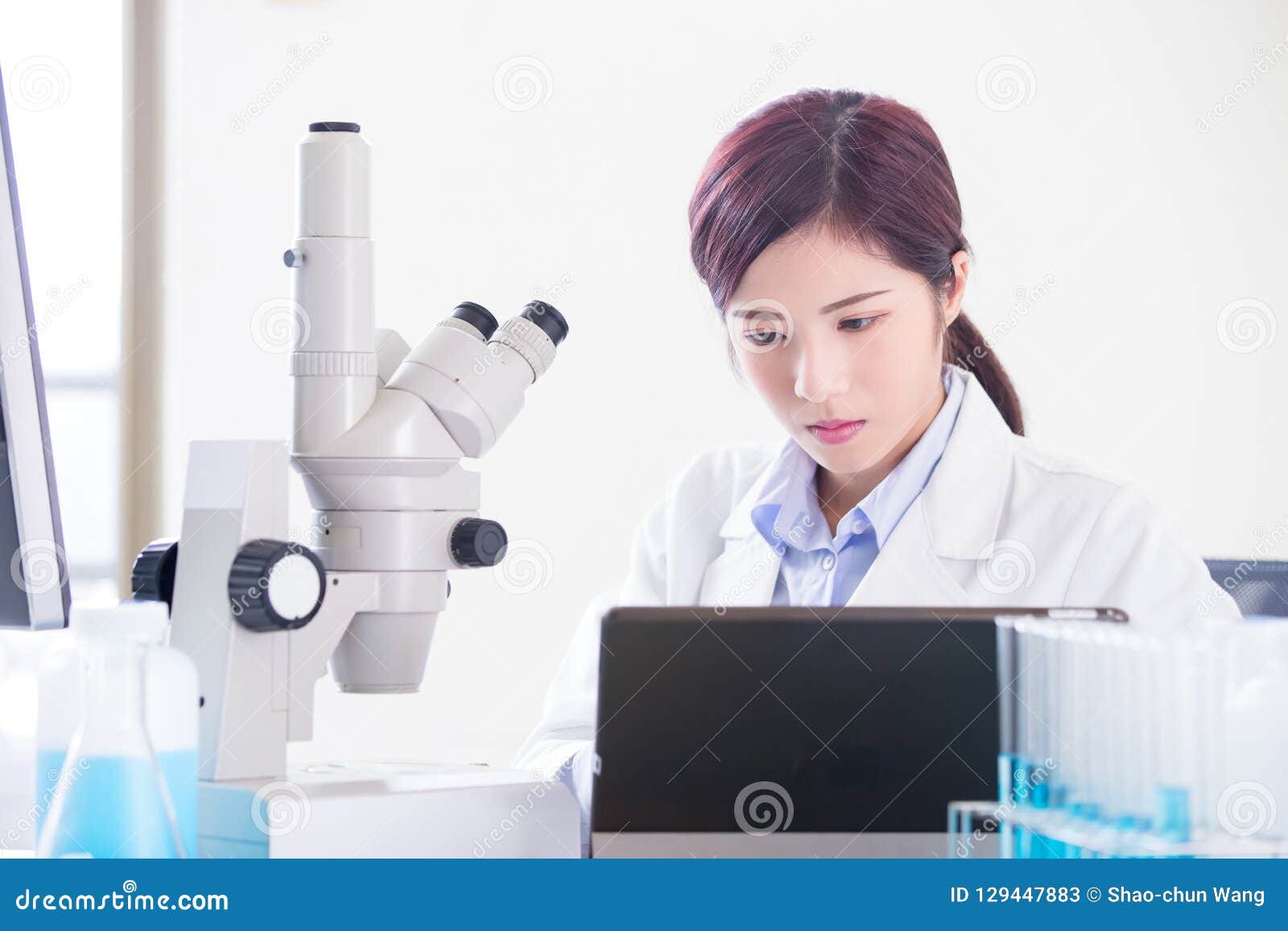 Woman Scientist Use Microscope Stock Image - Image of experiment ...