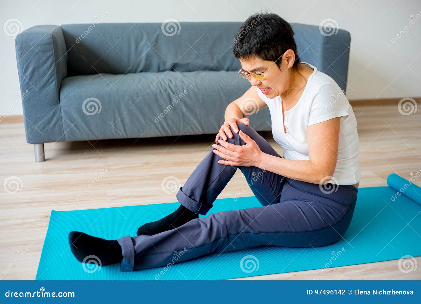 Woman sprained her leg stock photo. Image of accident - 97496142