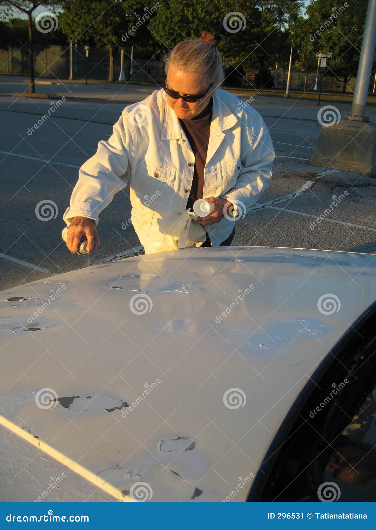 Woman spray painting car stock image. Image of making, parked - 296531