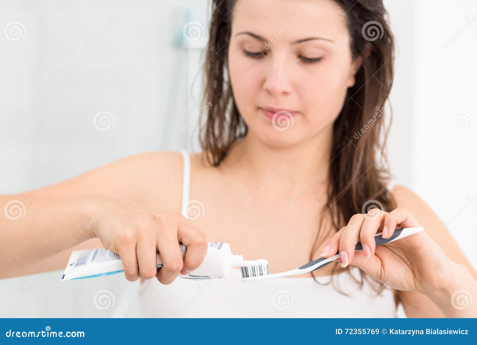 Woman squeezing toothpaste stock image. Image of freshness - 72355769