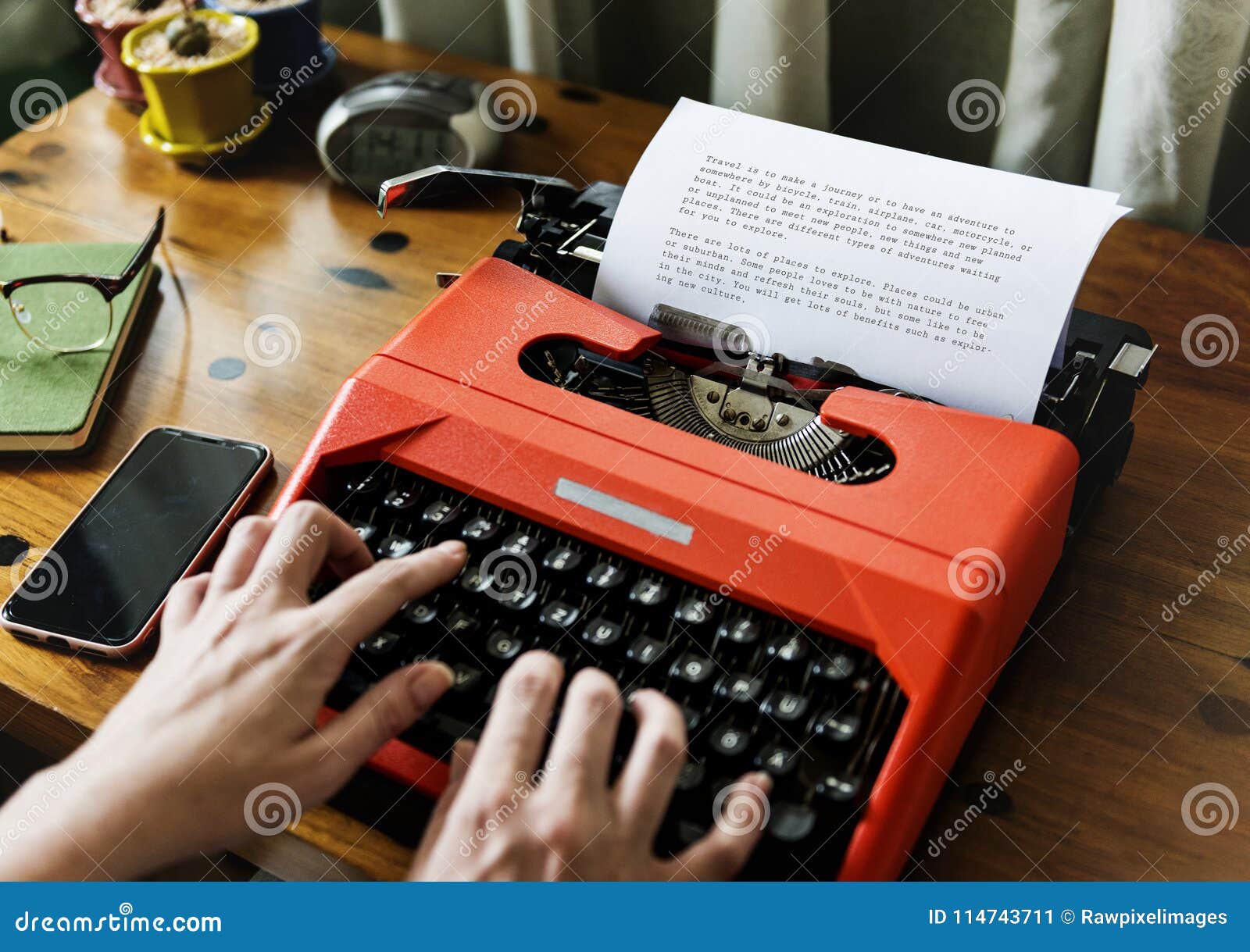 Woman Typing on a Retro Typewriter Stock Image - Image of desk, story ...