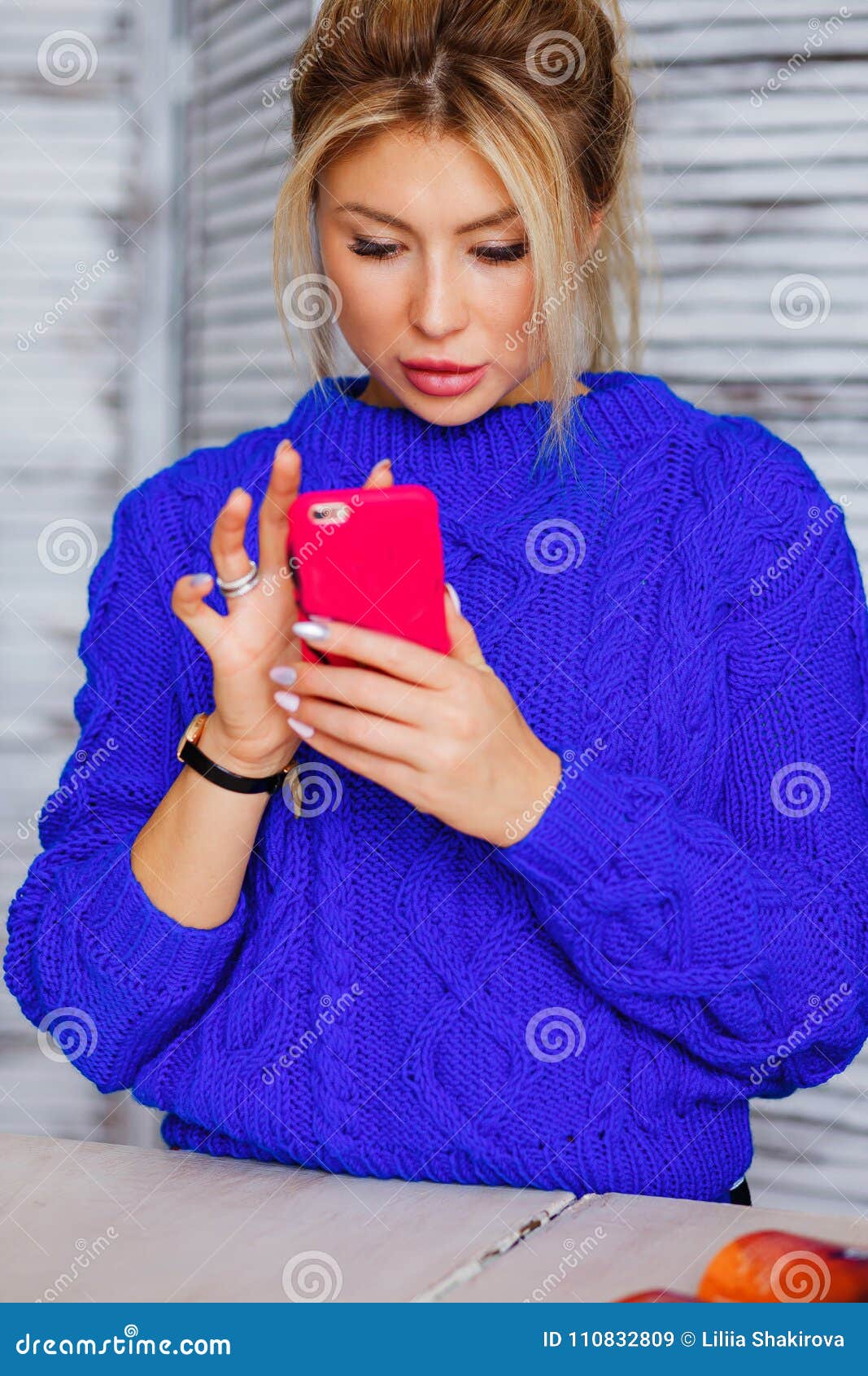 Woman Typing Text Message on Smartphone. Image of Young Woman Sitting ...