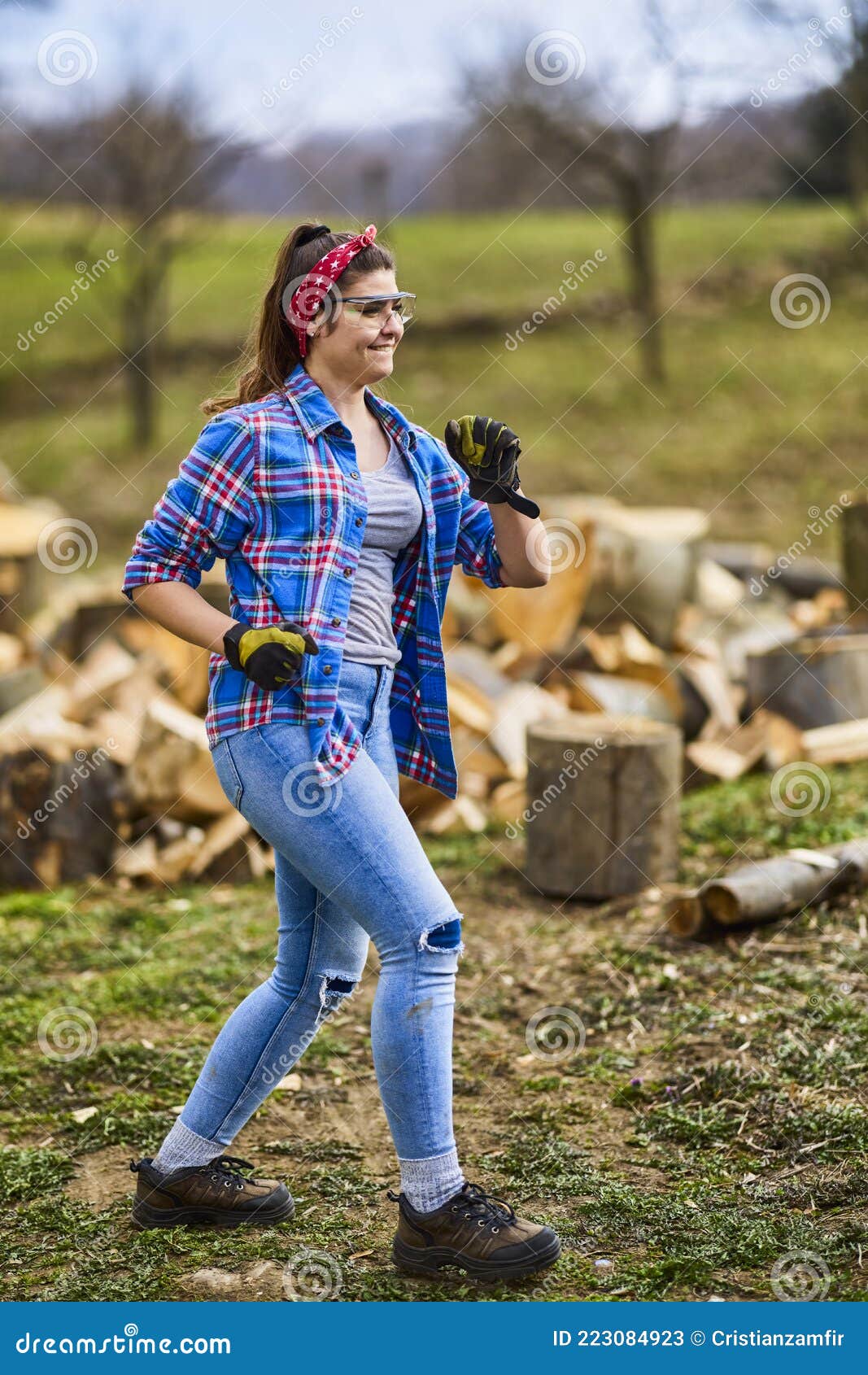 Woman Using Chainsaw To Cut a Log for Firewood Stock Image - Image of ...
