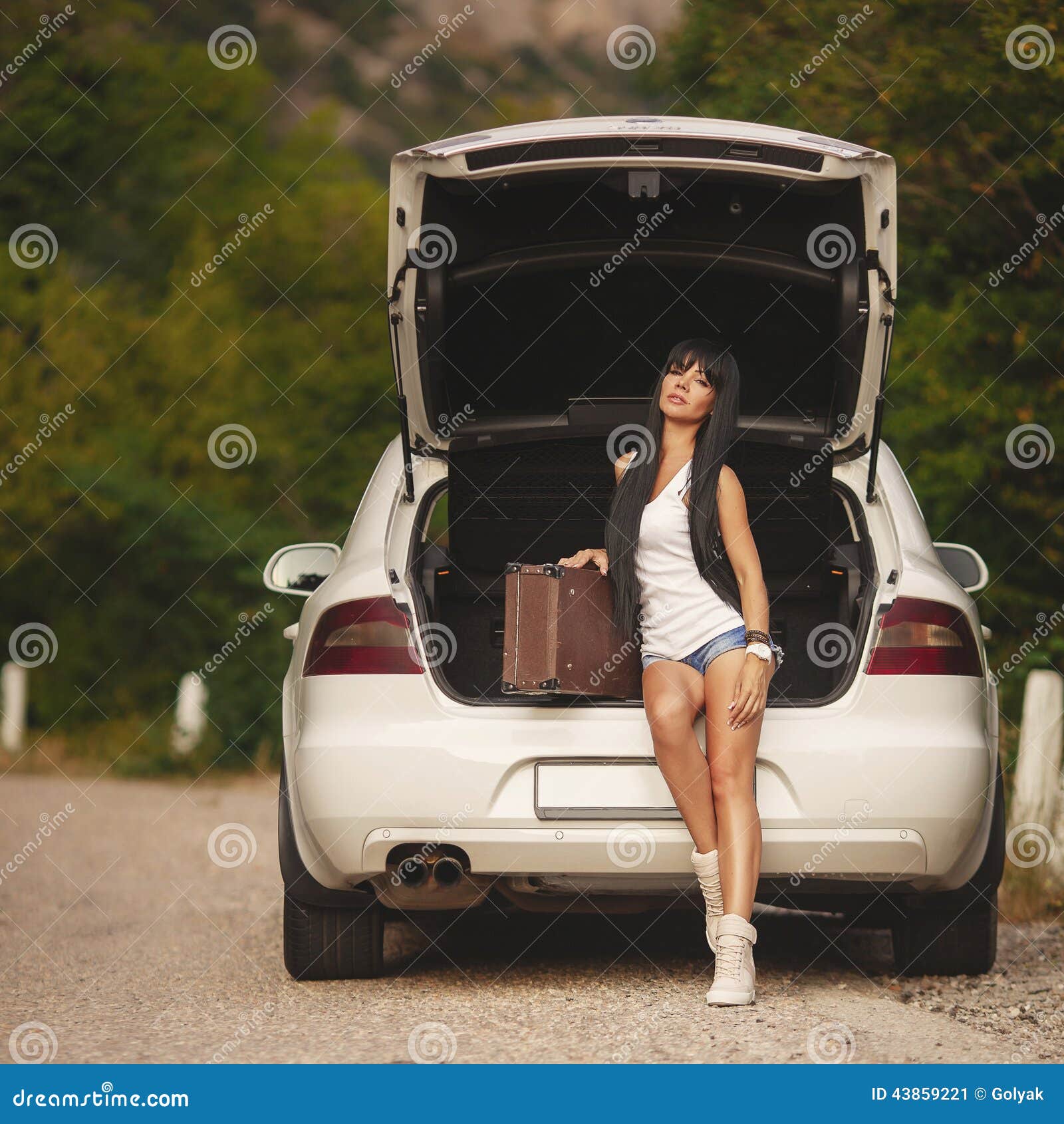 Womanl Met De Koffer Dichtbij De Auto Stock Afbeelding - Image of ...