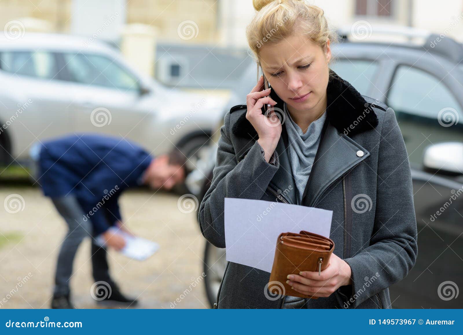 Women calls car insurance stock image. Image of breakdown - 149573967