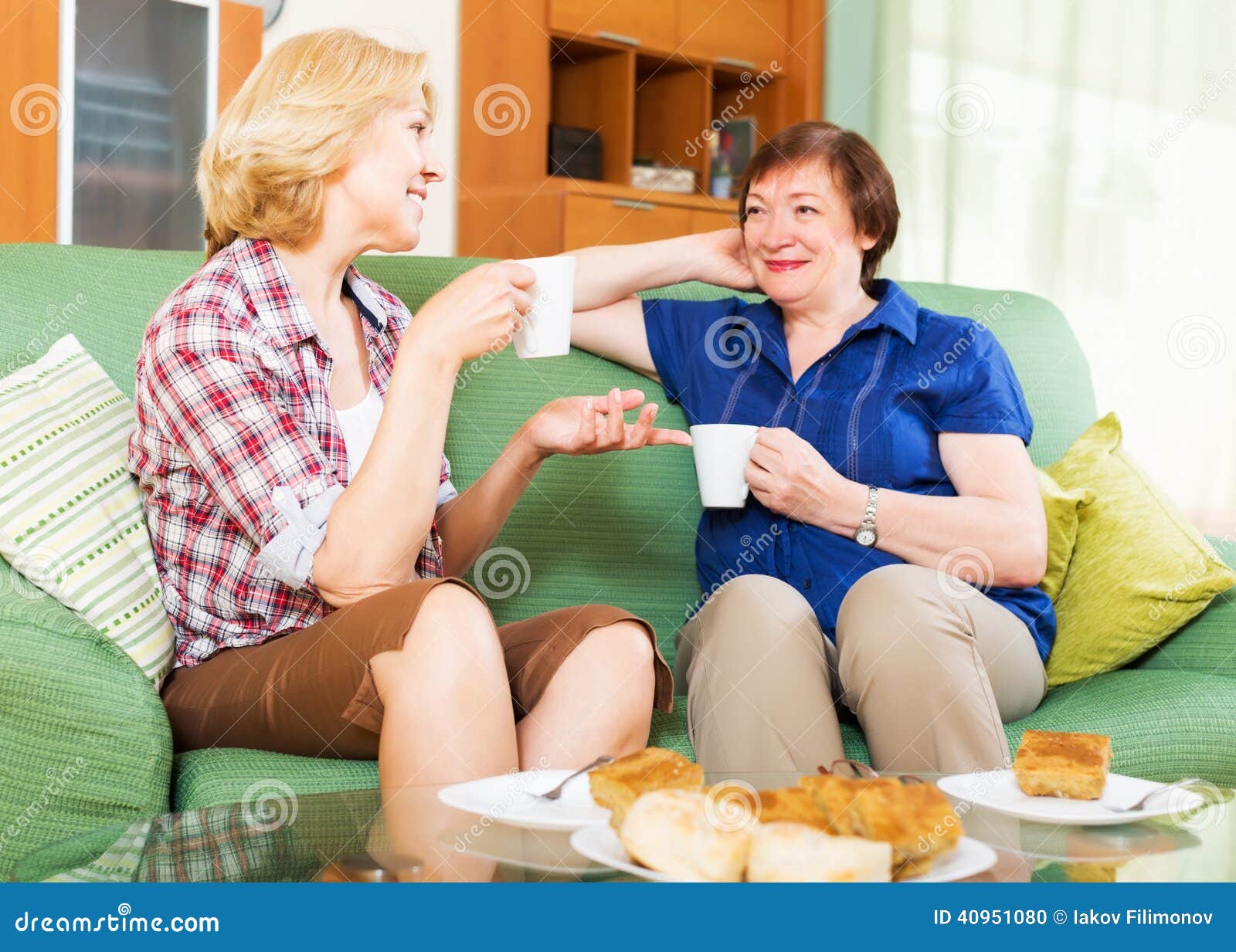 Women Colleagues Drinking Tea and Talking during Pause for Lunch Stock ...