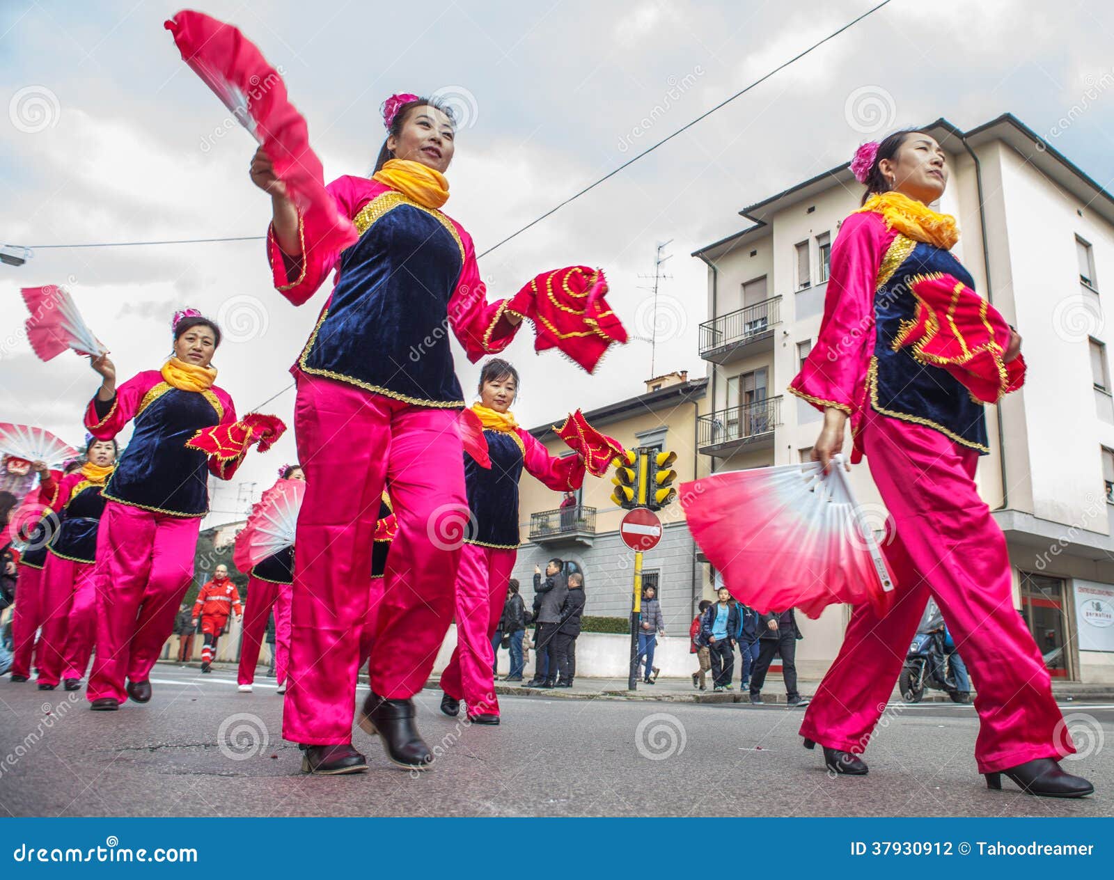 Women with fans editorial photography. Image of prato - 37930912