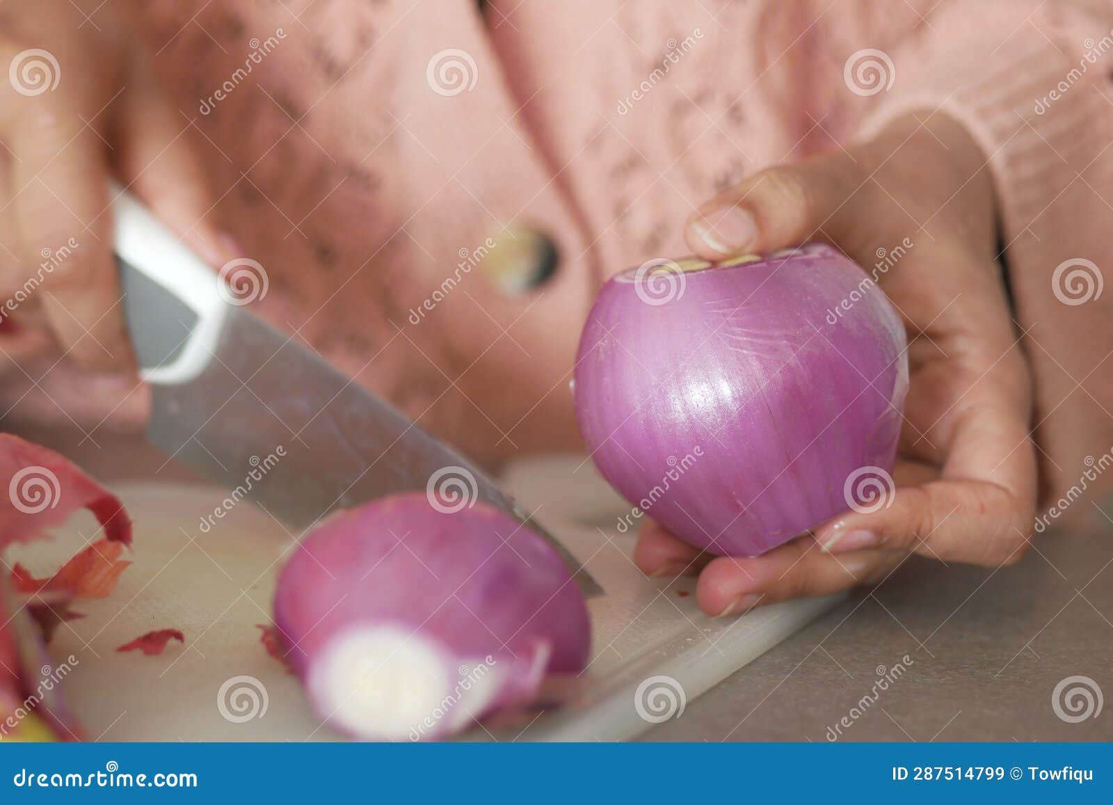Women Hand Cutting Red Onion Stock Image - Image of organic, nature ...