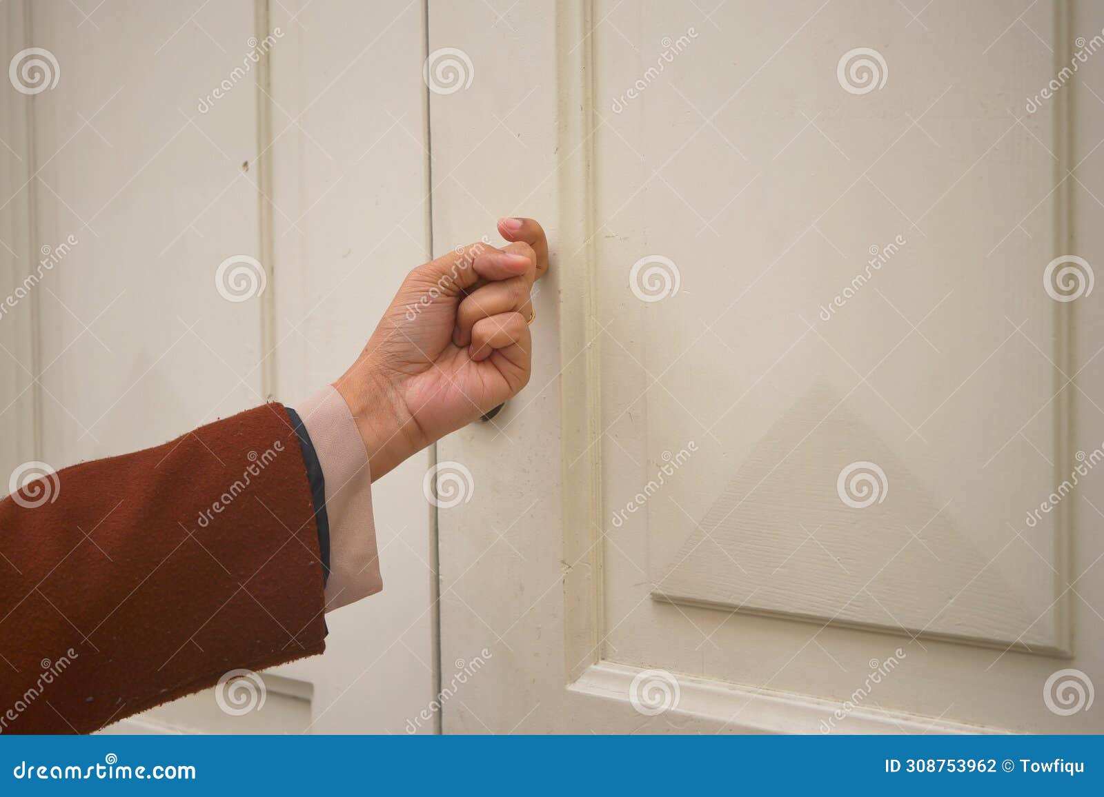 Women hand knock the door stock photo. Image of opportunity - 308753962