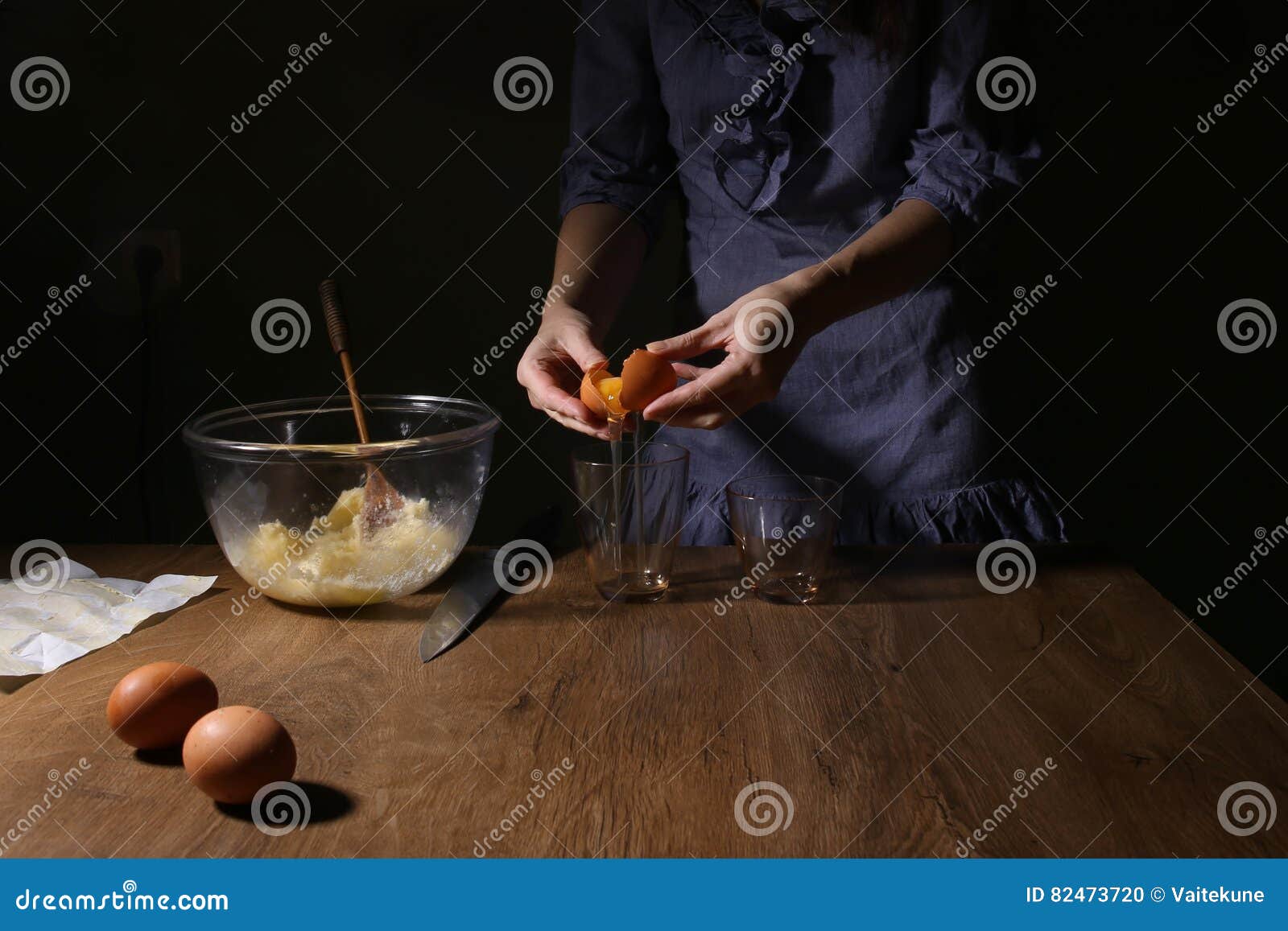 Women Hands Breaking an Egg. Stock Photo - Image of mixing, eggs: 82473720