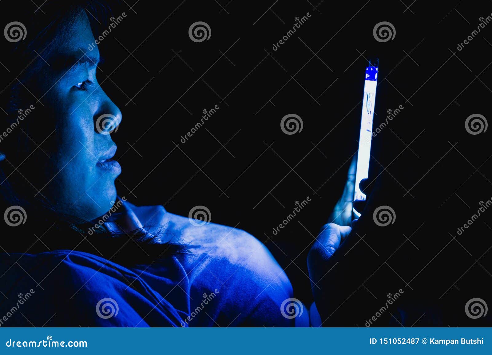 Women she Played the Smart Phone in the Dark Light and the Blue Light ...