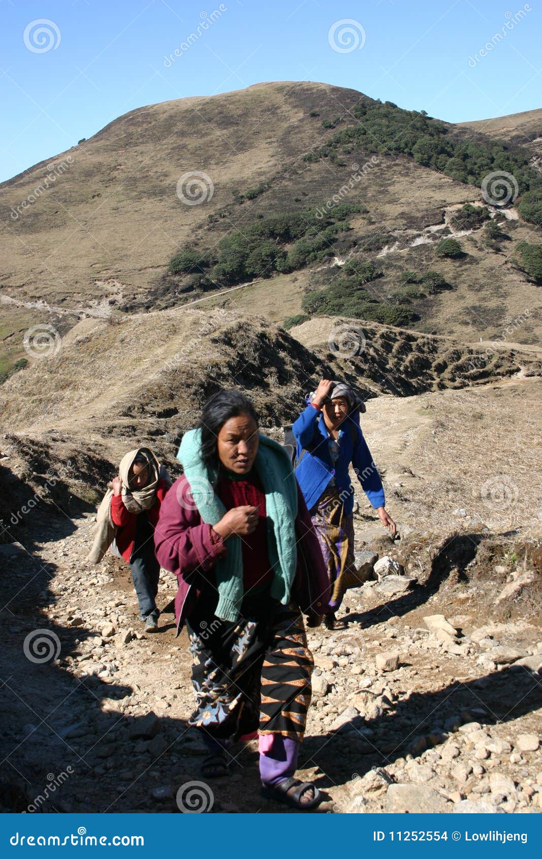 Women Porter Parade on a Himalayan Trail Editorial Stock Image - Image ...