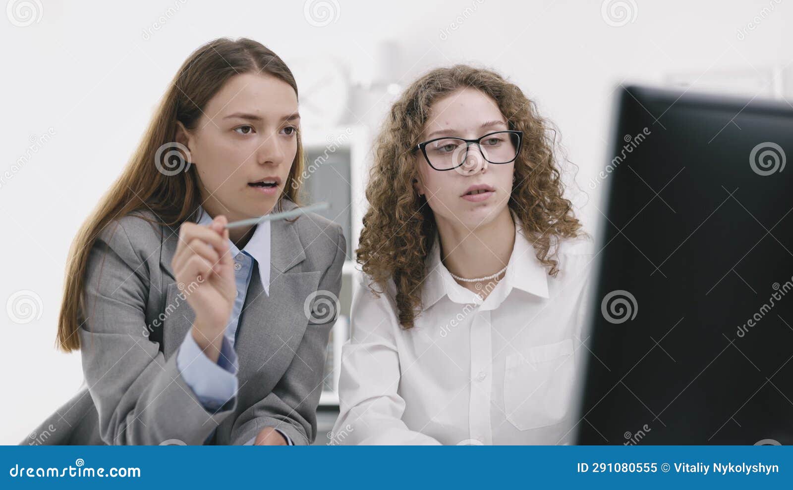 Women Work in Team stock video. Video of project, discussion - 291080555