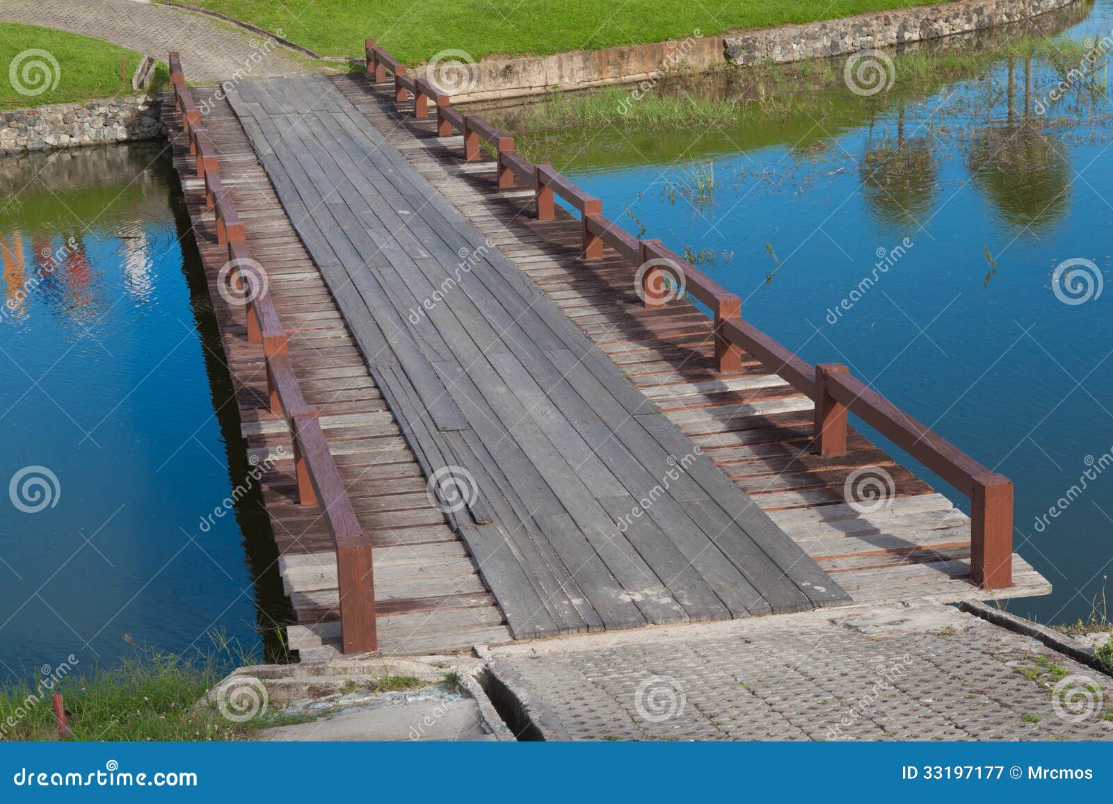 Wood Bridge Over the Water in Golf Course Stock Image - Image of lake ...