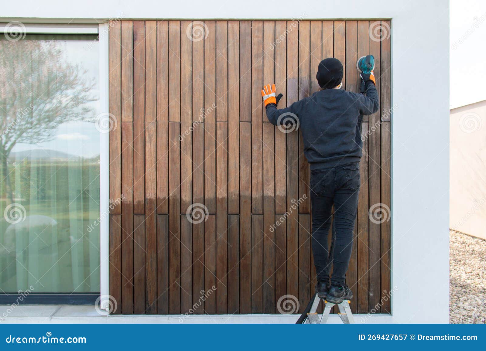 Wood Worker Professional Sanding Exterior Teak Hardwood Facade Cladding ...