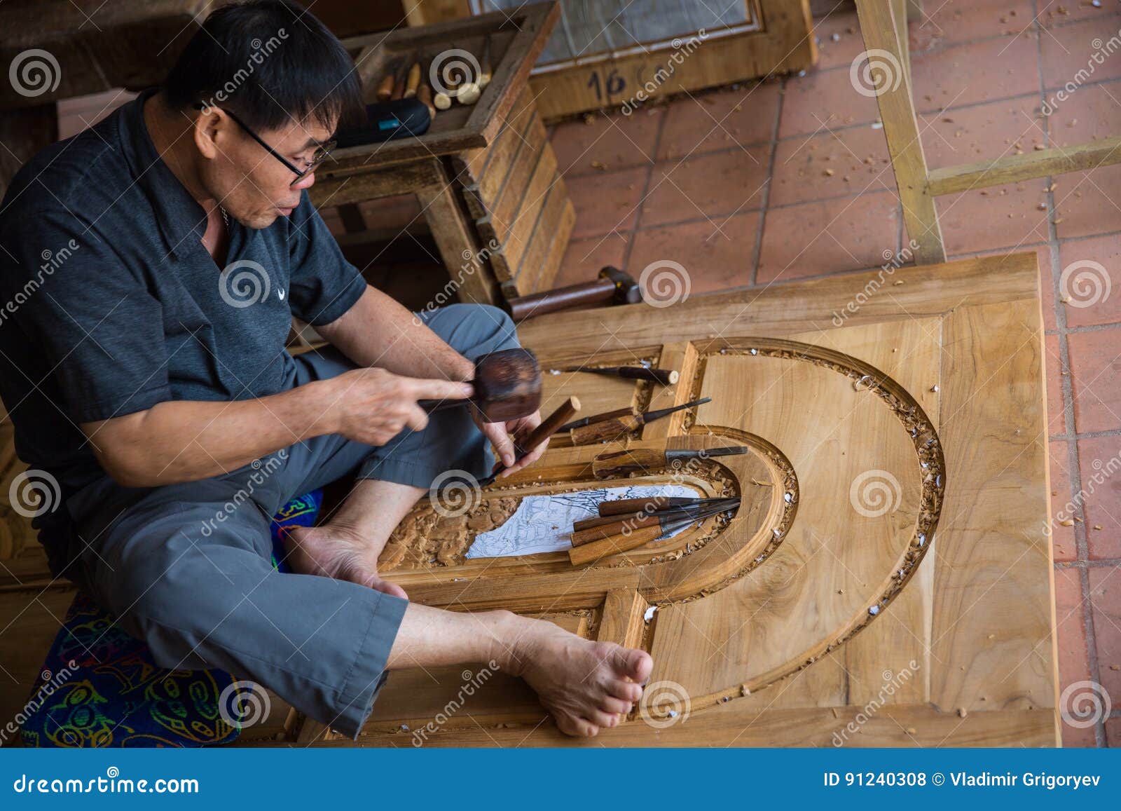 Woodcarver zdjęcie stock editorial. Obraz złożonej z podłoga - 91240308