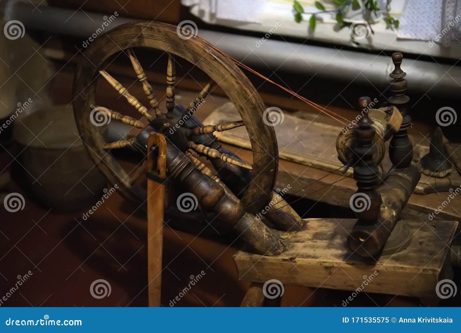 Wooden Antique Spinning Wheel Stock Image - Image of industry, revival ...