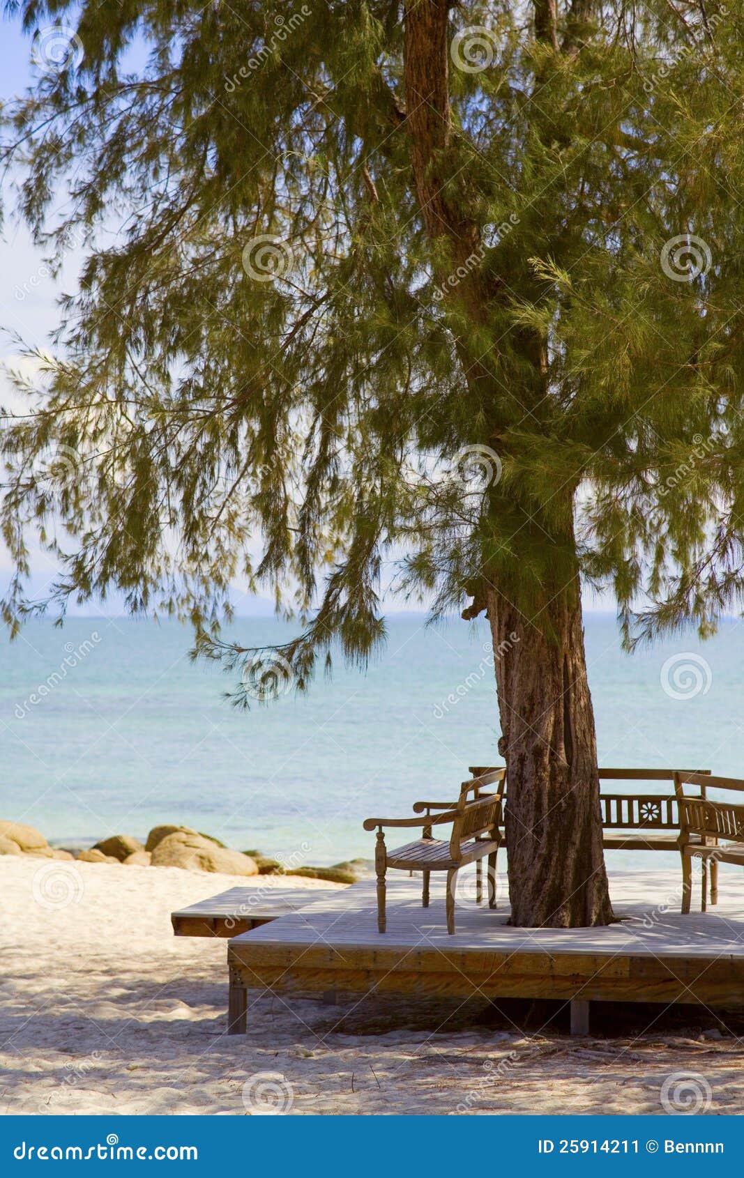 Wooden Beach Bench and the Sea Stock Image - Image of area, foam: 25914211