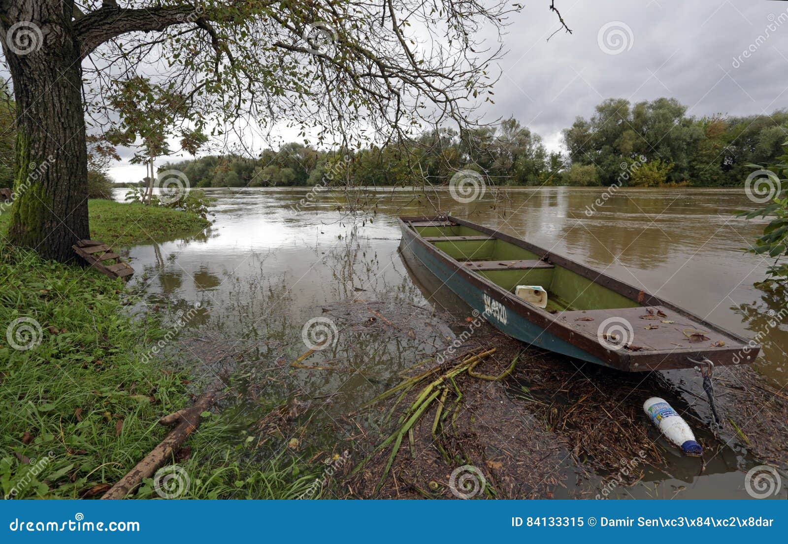 Wooden boat editorial image. Image of flood, green, river - 84133315