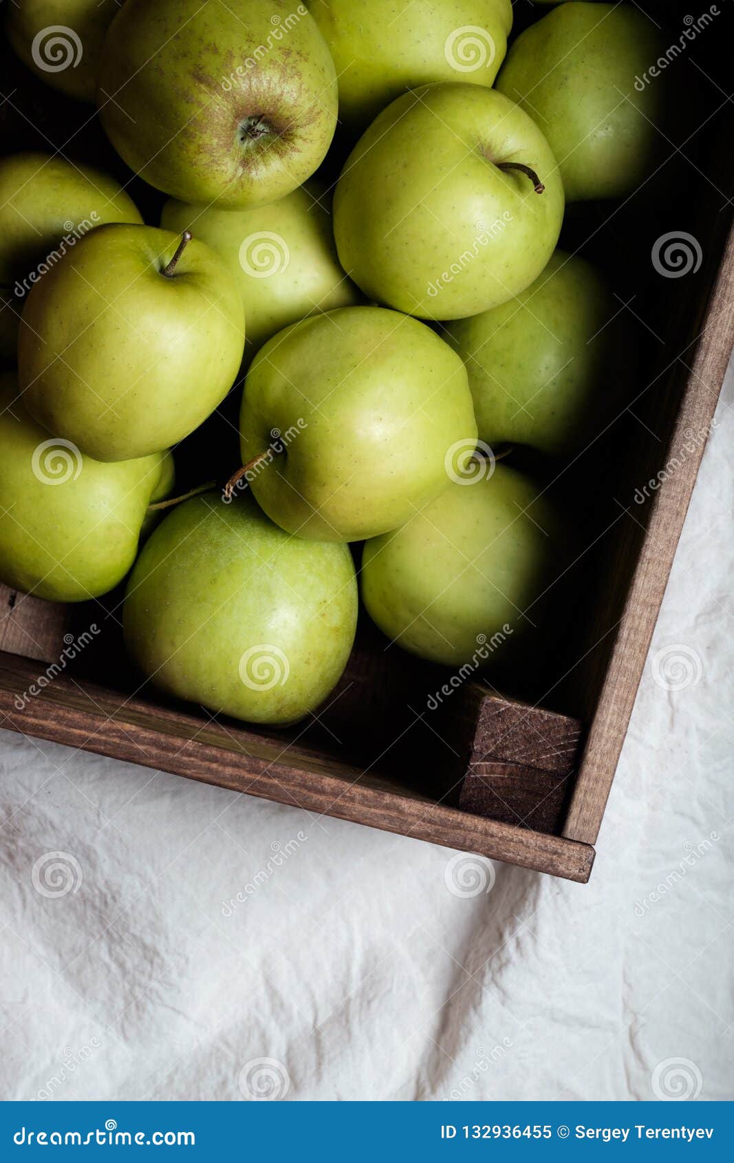 Wooden box of green apples stock image. Image of health - 132936455