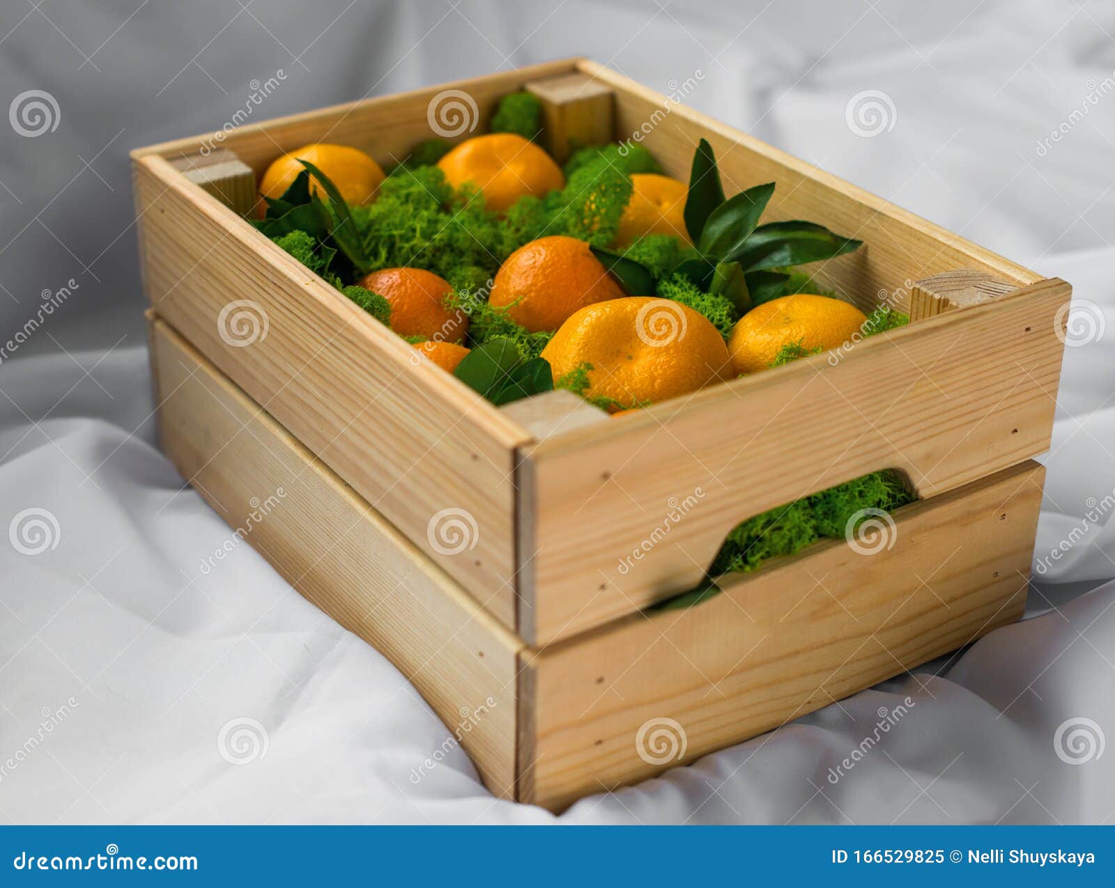 Wooden Box with Tangerines Packed with Moss 库存图片 - 图片 包括有 青苔, 水多: 166529825