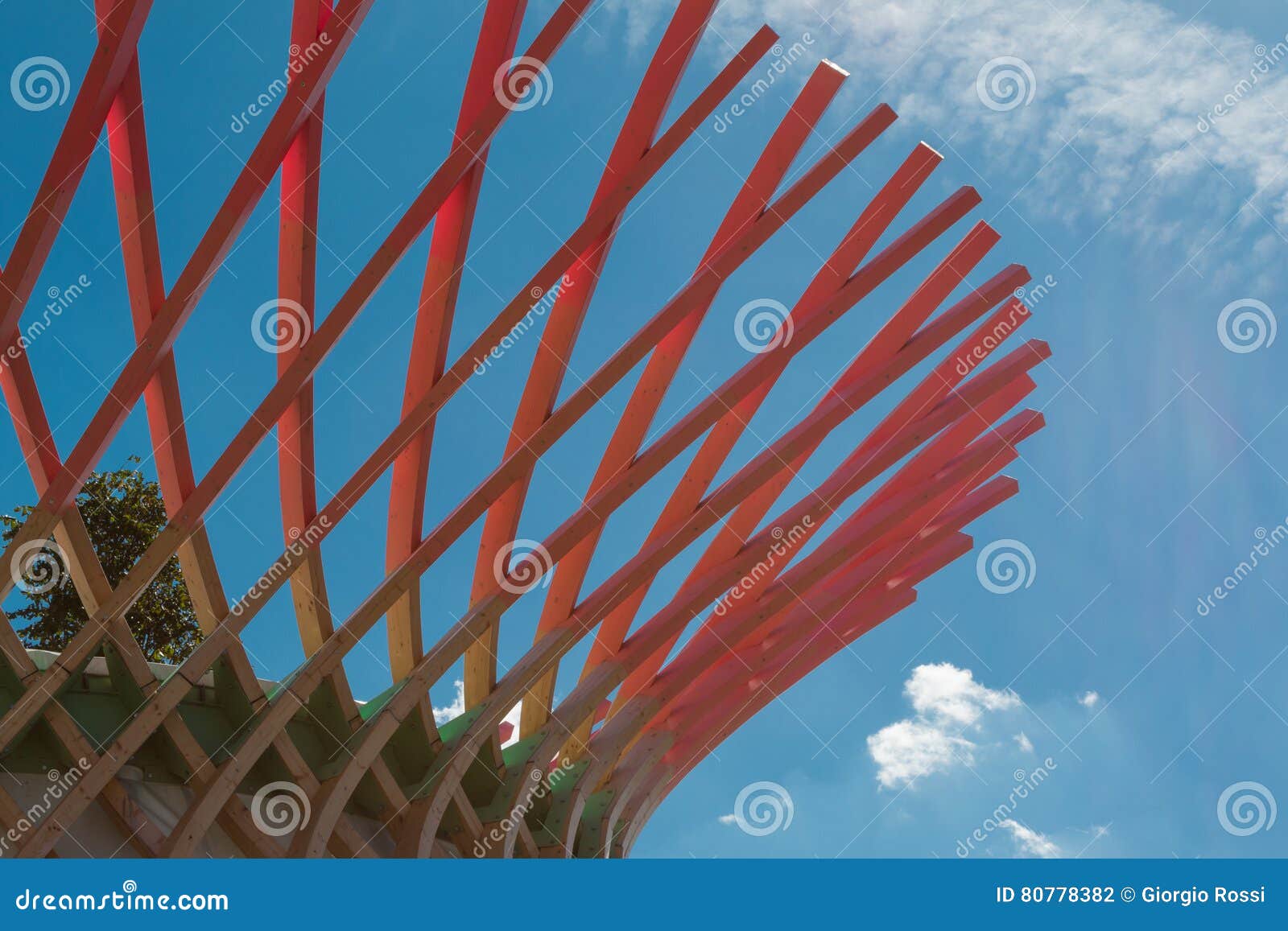 Wooden Curved Structure: Building with Modern Architectural Design ...