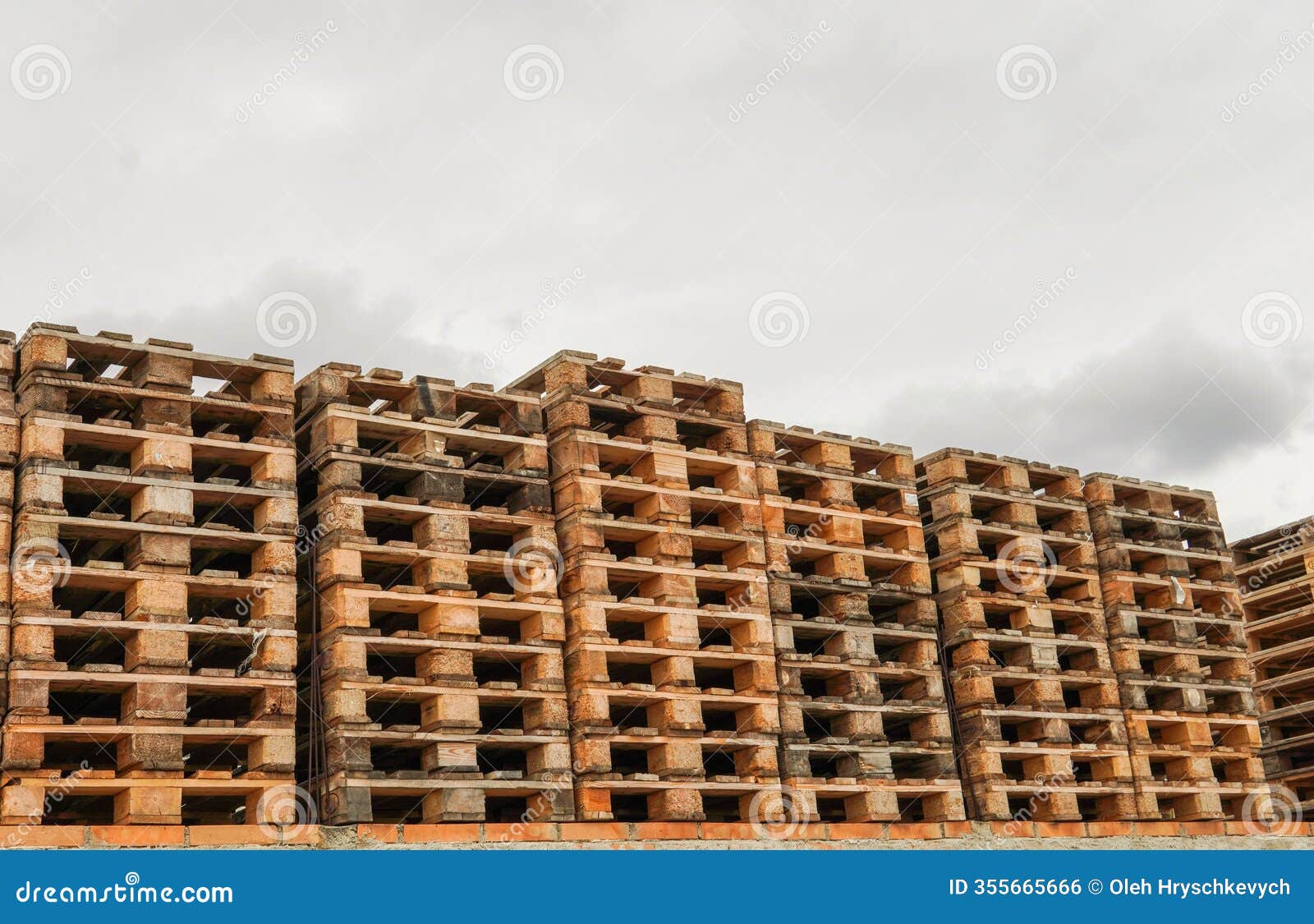 Wooden Euro Pallets For Transfering Goods To Customers. Used Wooden ...