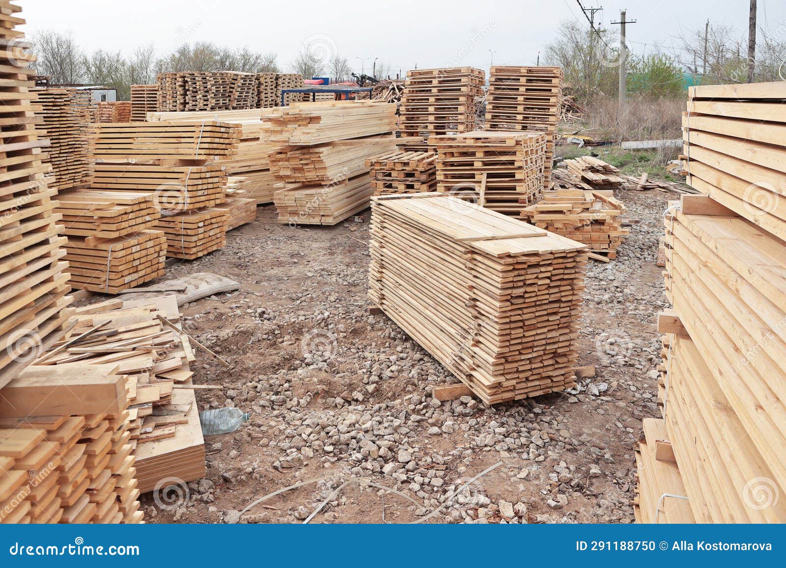 Wooden Pallets for Transportation of Building Materials.Wooden Pallets ...