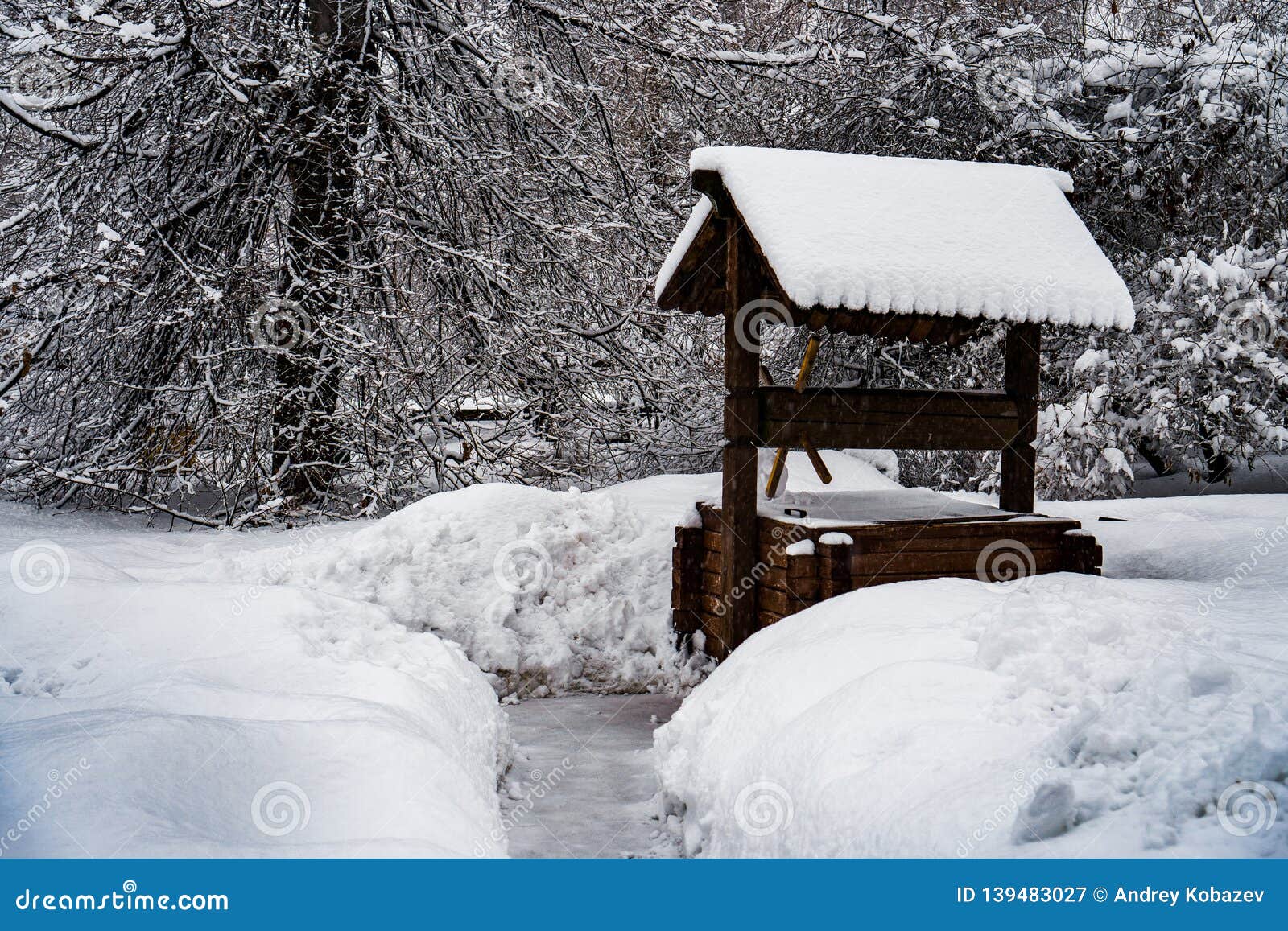 Wooden Well Winter Snow Covered Stock Image - Image of landmark, nature ...