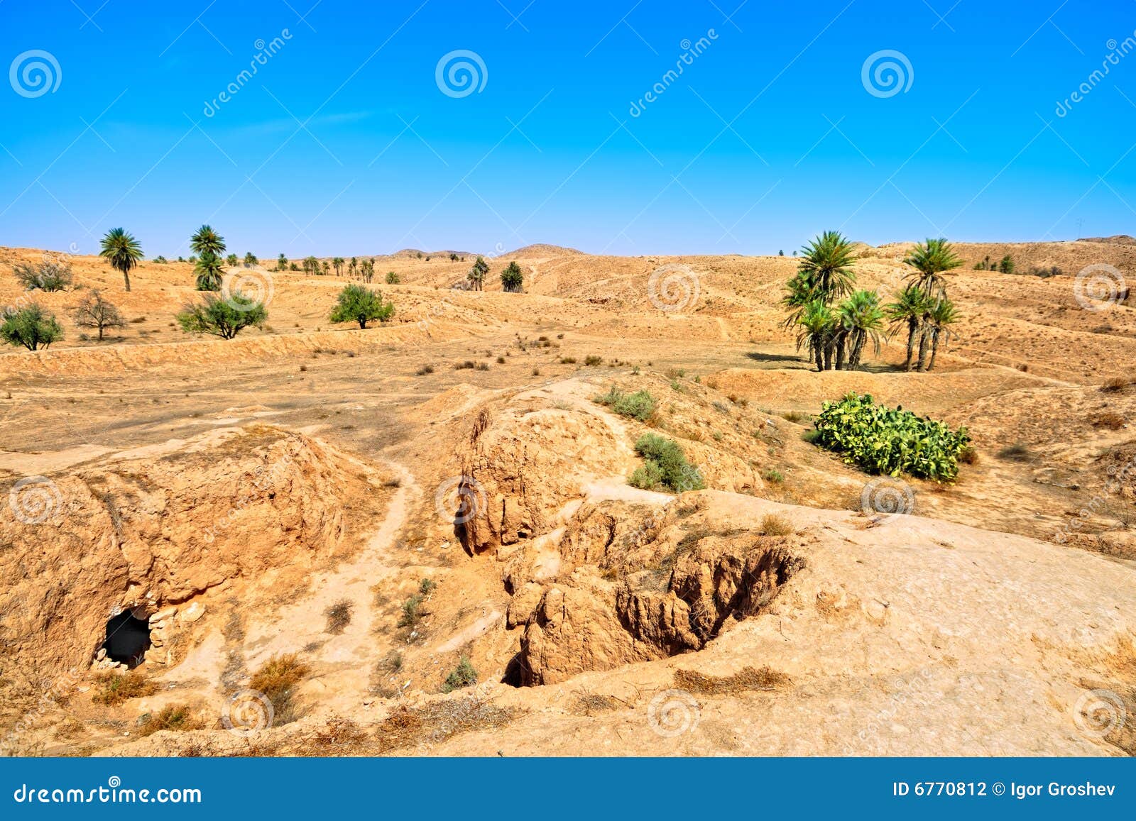 Woon holen van holbewoner stock foto. Image of krater - 6770812