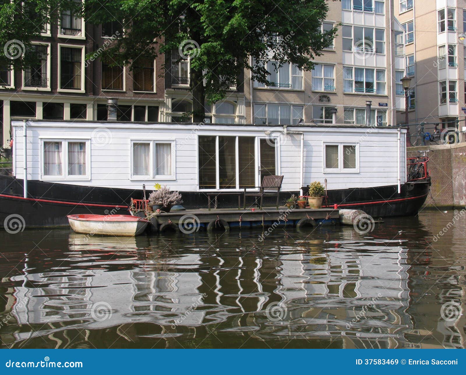 Woonboot in Amsterdam stock afbeelding. Image of water - 37583469