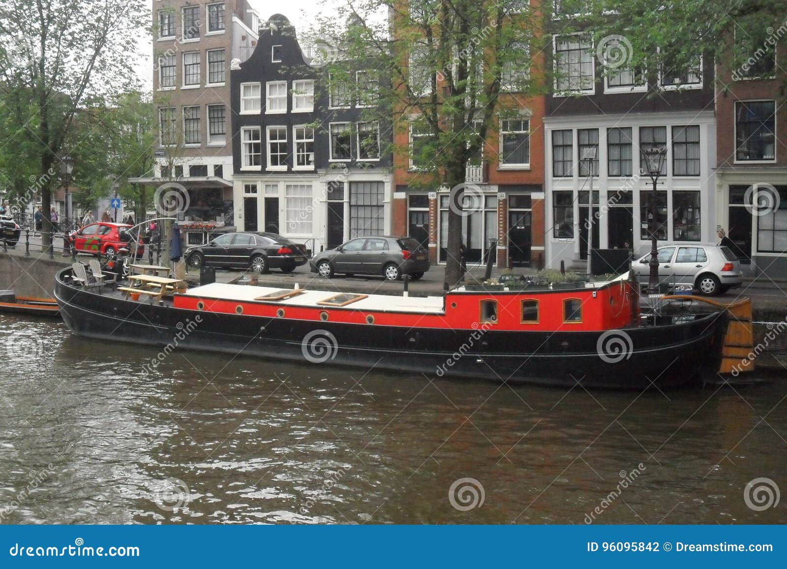 Woonboot in Amsterdam in Nederland Redactionele Fotografie - Image of ...