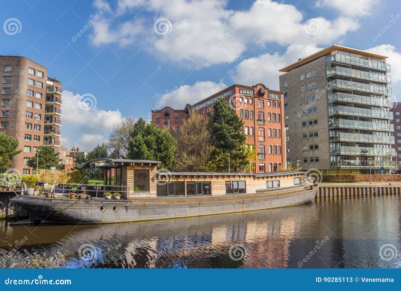 Woonboot En Vroeger Pakhuis in Het Stadscentrum Van Groningen Stock ...