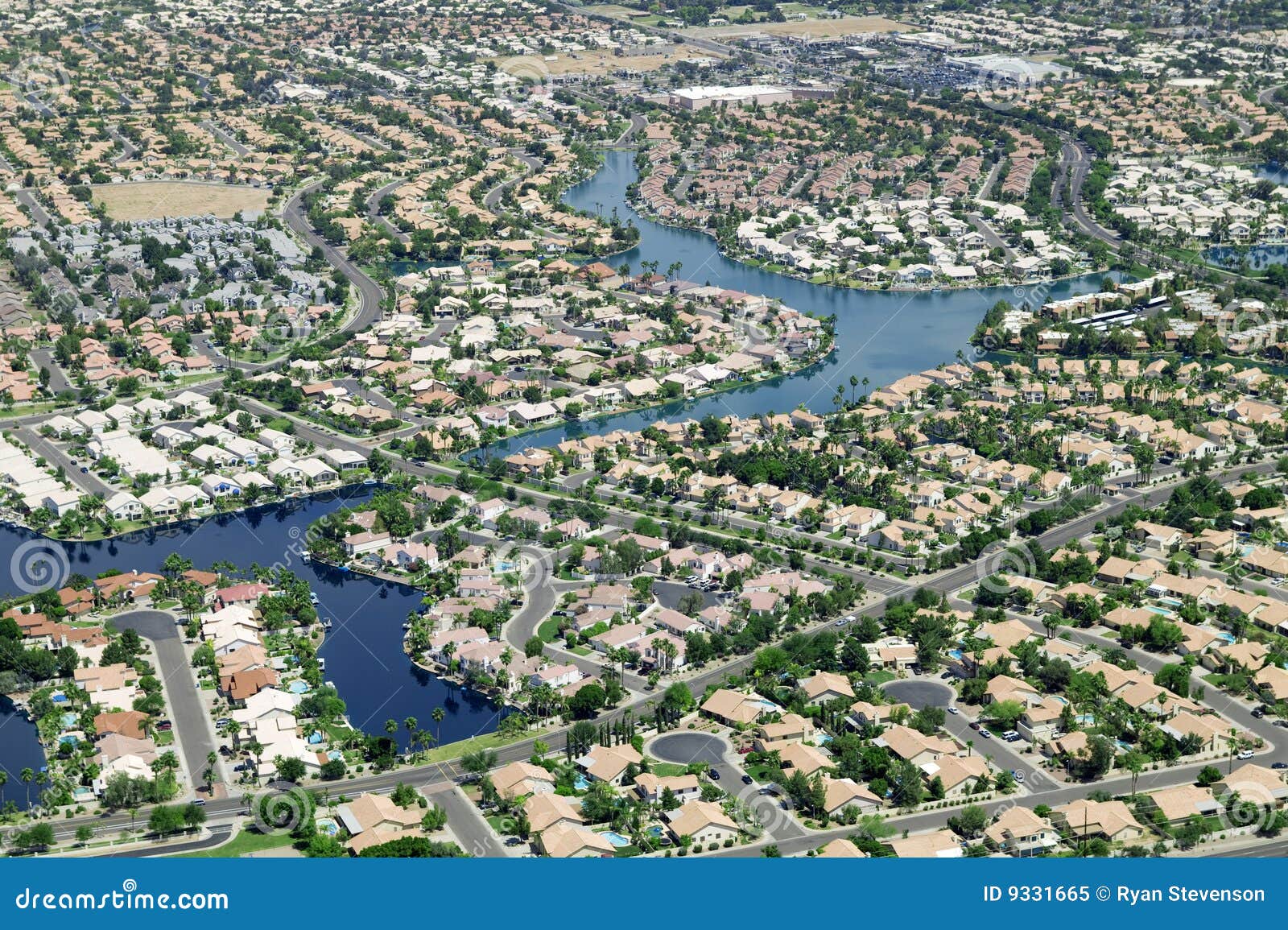 Woonwijk stock afbeelding. Image of architecturaal, meren - 9331665