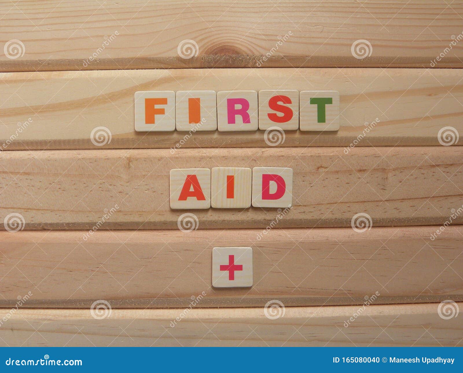 Word First Aid em madeira foto de stock. Imagem de prancha - 165080040