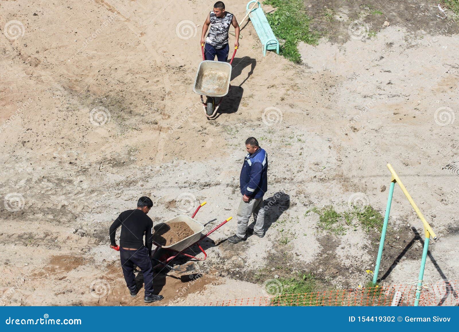 Working with Wheelbarrows Transporting Sand Editorial Photography ...