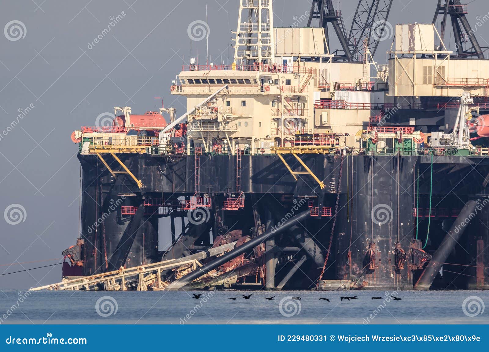 PIPE LAYER PLATFORM stock image. Image of layer, pipe - 229480331