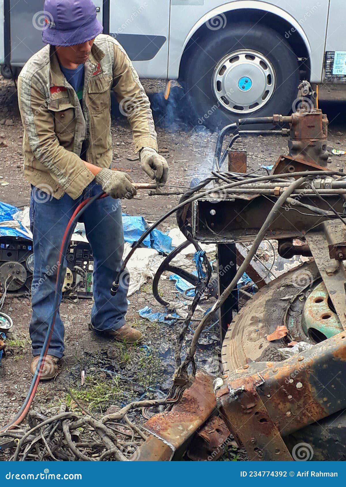 Worker Activity Cutting Bus Chassis with Welding Machine for Selling ...