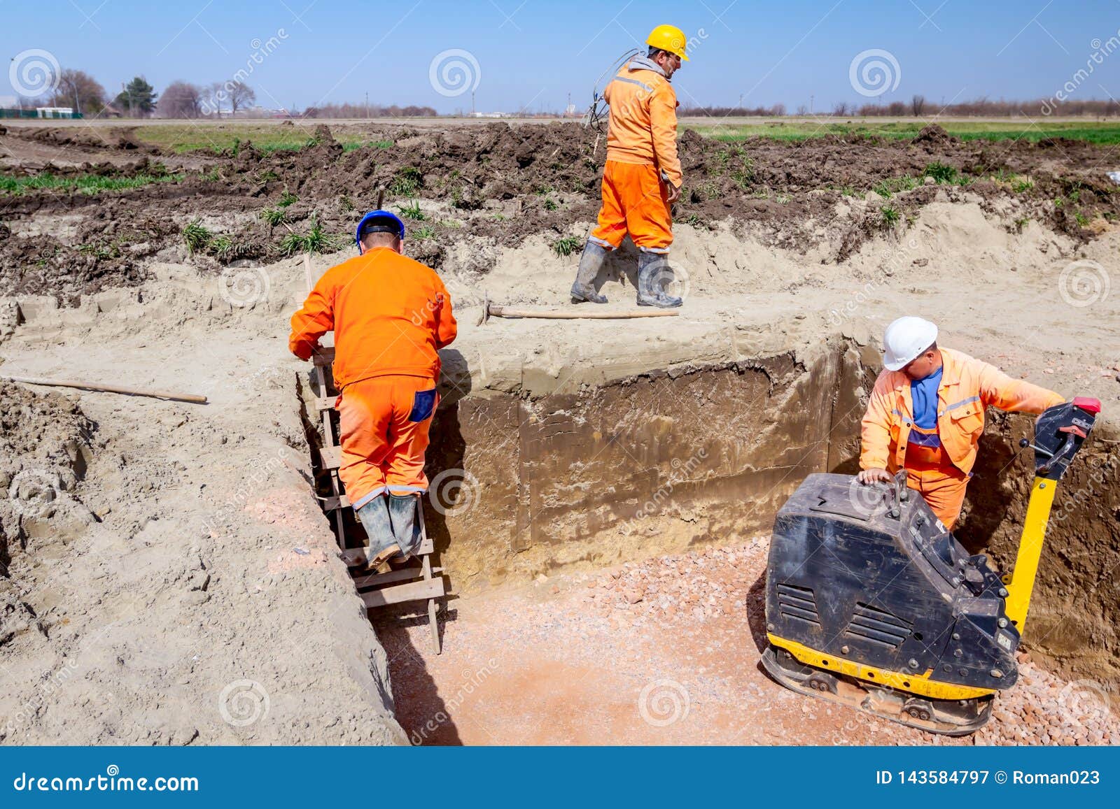 Worker Compacting Foundation Vibration Plate Compactor Editorial ...