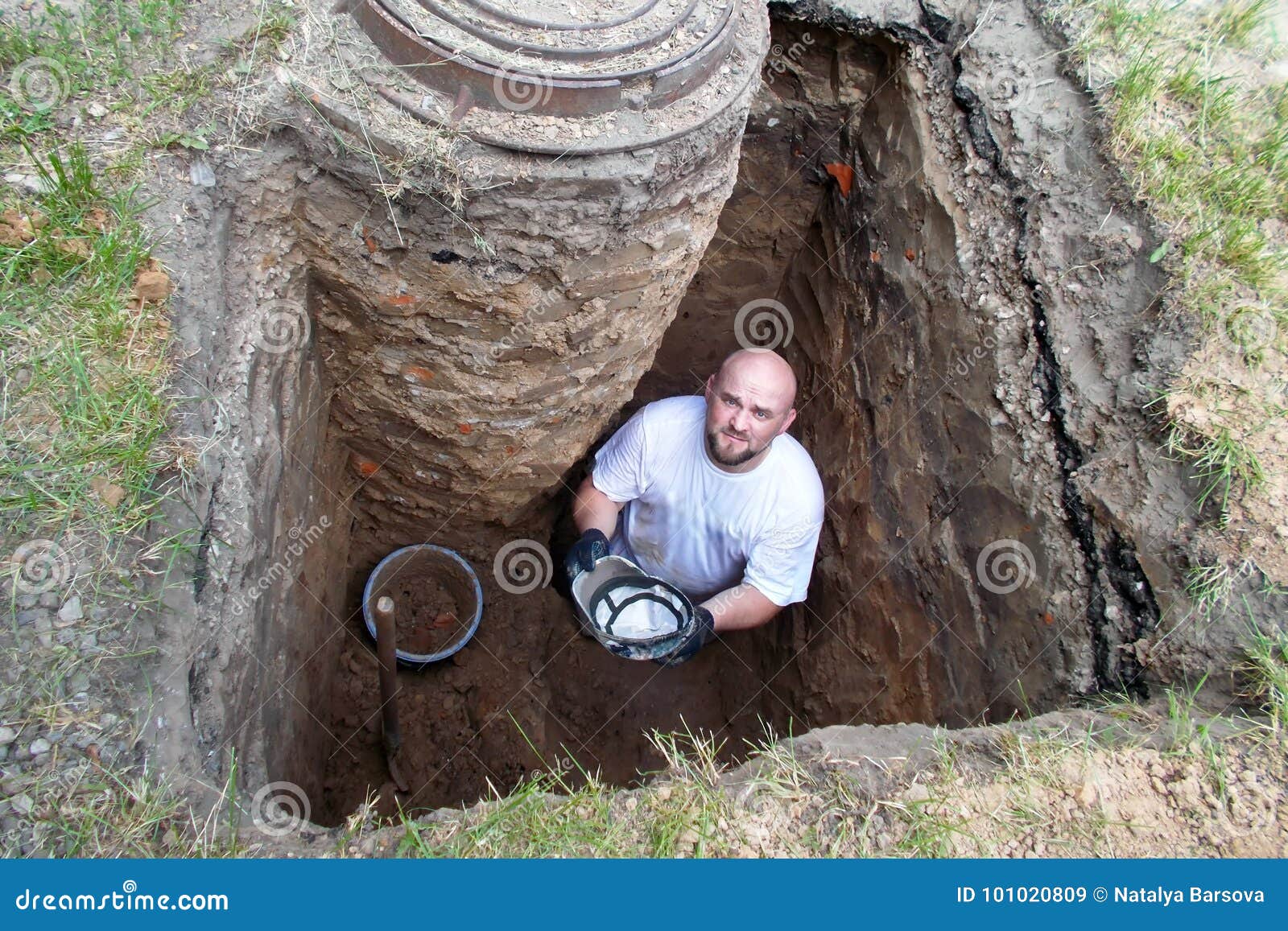 Worker in a deep hole stock image. Image of powerlessness - 101020809