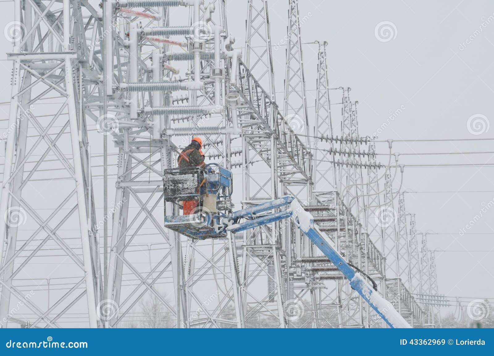 Worker on electric lines stock image. Image of snow, electricity - 43362969