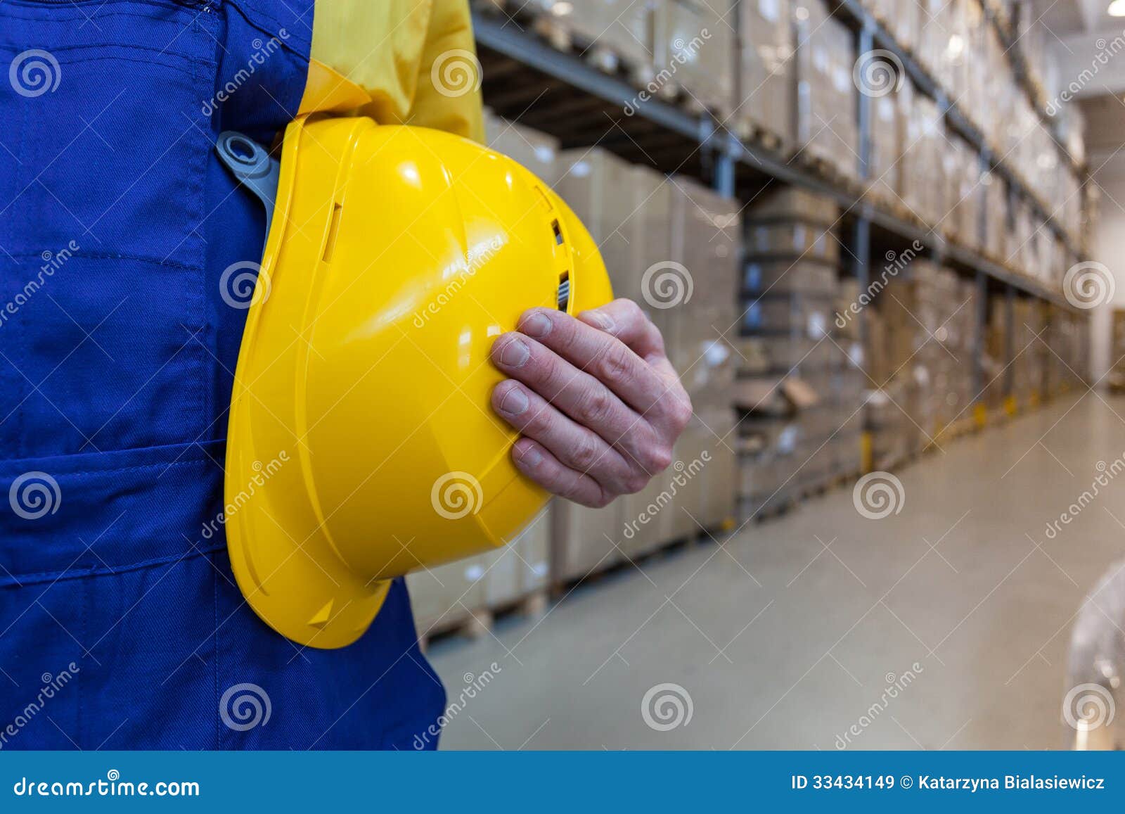 Worker in High Bay Warehouse Stock Image - Image of cargo, labor: 33434149