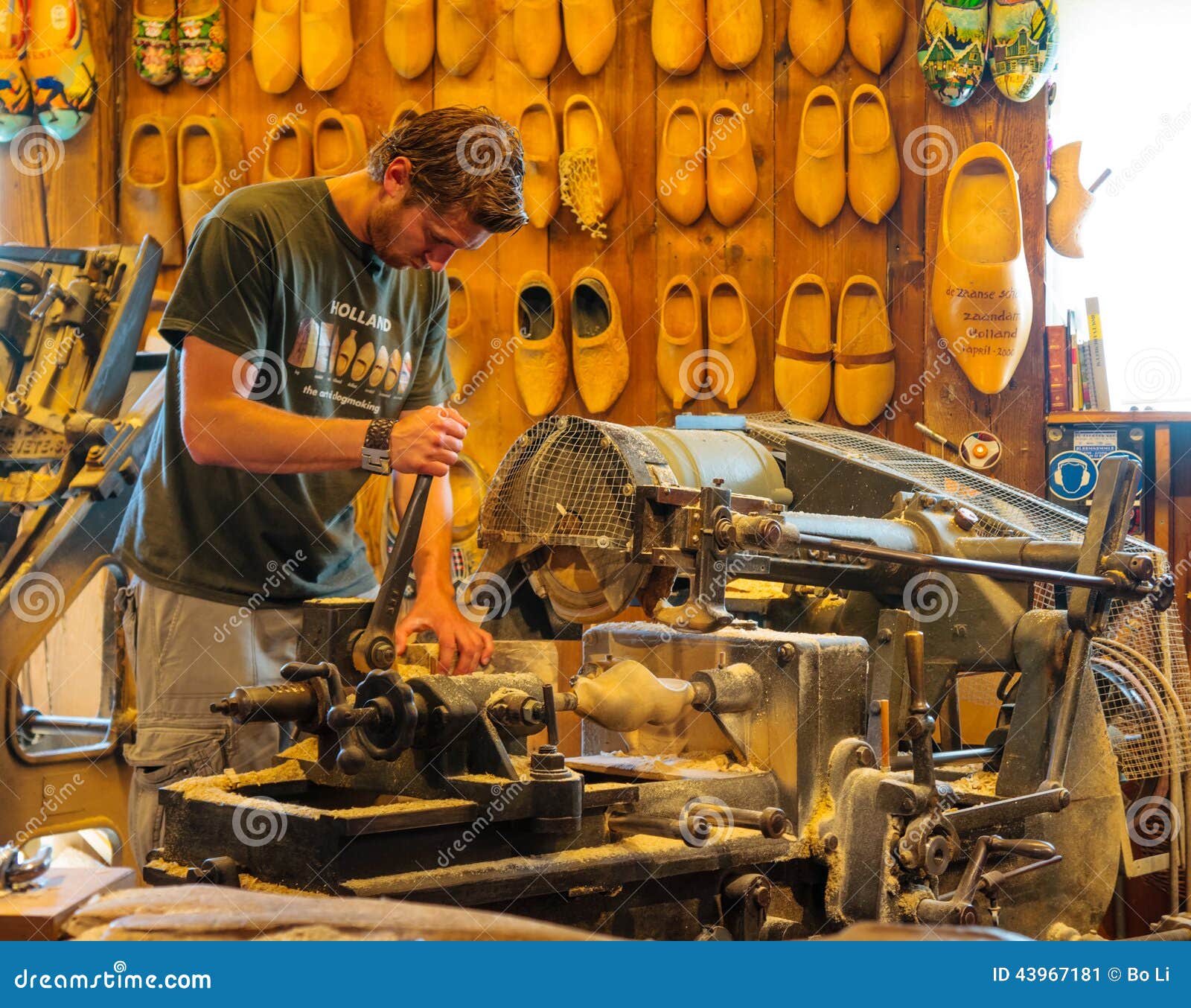 Worker of Holland clogs editorial photo. Image of folklore - 43967181